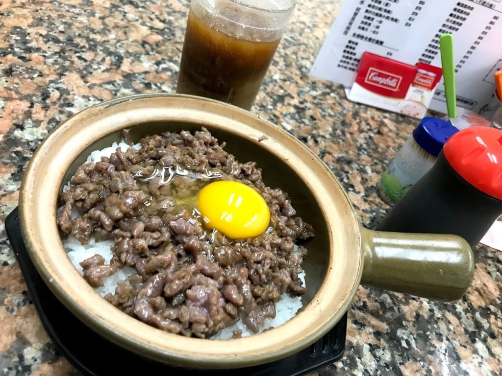 ＜永合成馳名煲仔飯 Wing Hop Sing＞生卵を絡めて食べる牛ミンチ乗せボウジャイファンが超美味！｜RANDY-BLOG